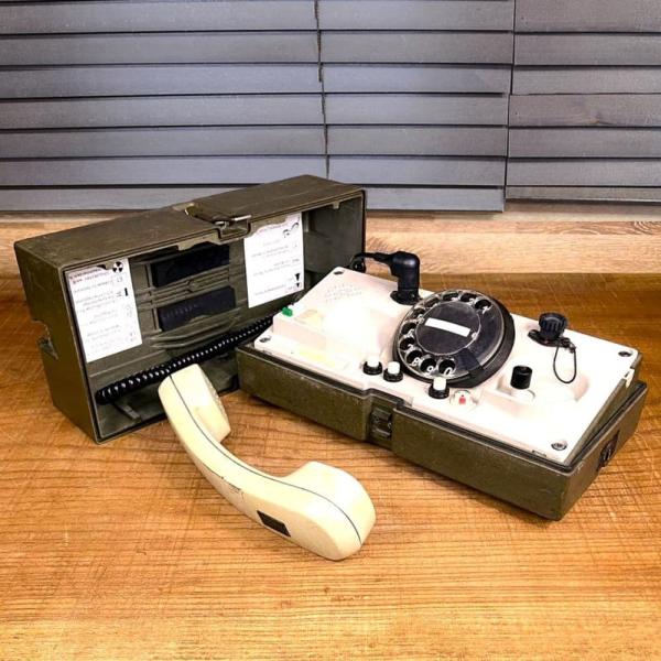 ●完全に密閉できる蓋の付いた野戦電話●ドイツ軍で使用されていた電話機。「KRONE GmbH」製の「WF」です。【軍放出品のご購入を検討されているお客様へ。ご購入前に必ず下記の説明文、注意文を最後までご一読いただきますようお願い致します。】...
