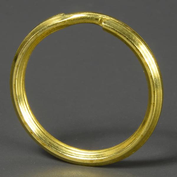 ●強度を必要とするストラップなどの小物作りに最適●断面が三角に見えるように押し加工されている三角押二重リングです。カンが二重になっているので重量のあるチャームを付けても伸びにくく、また、切れ目がないため少しの隙間でも外れてしまうような薄いメ...