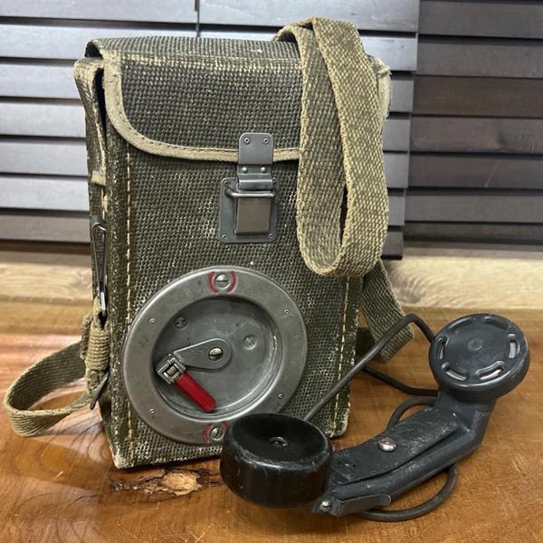 ●頑丈なケースに収納されたスイスの野戦電話●スイス軍で使用されていた野戦電話「Feldtelefon Modell 50」です。【軍放出品のご購入を検討されているお客様へ。ご購入前に必ず下記の説明文、注意文を最後までご一読いただきますようお...