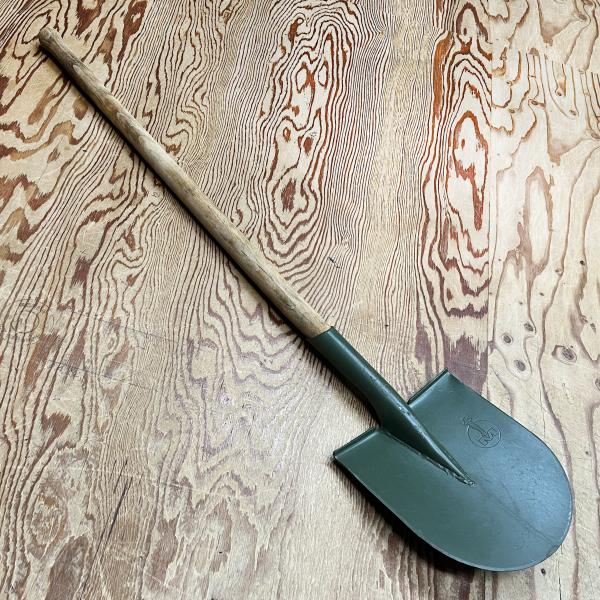 ●スウェーデン軍で使用されていた大型シャベル●スウェーデン軍で使用されていた大型シャベル。【軍放出品のご購入を検討されているお客様へ。ご購入前に必ず下記の説明文、注意文を最後までご一読いただきますようお願い致します。】●シャベルの詳細 全長...