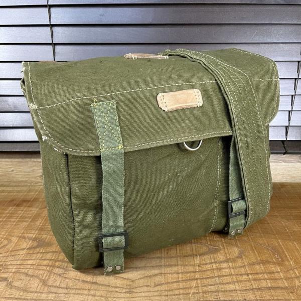 ●荷物をたくさん収納できる丈夫なコットンキャンバス製バッグ●ルーマニア軍が実際に使用していたショルダーバッグです。【軍放出品のご購入を検討されているお客様へ。ご購入前に必ず下記の説明文、注意文を最後までご一読いただきますようお願い致します。...