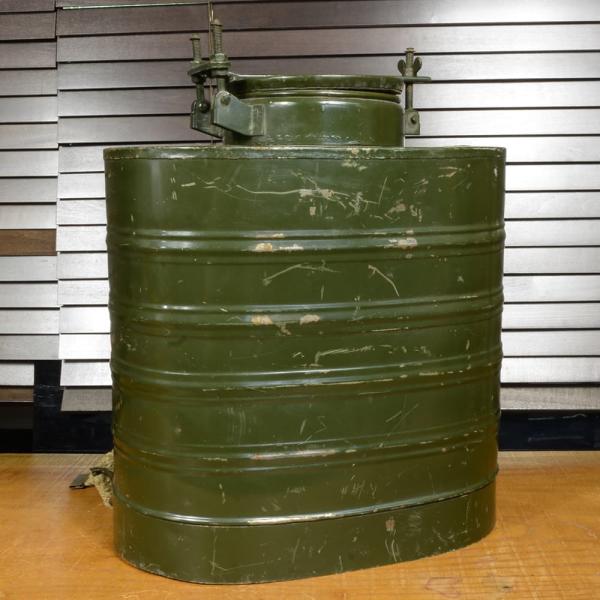 ●オランダ軍で使用されていた背負えるフードコンテナ●オランダ軍で使用されていた保温コンテナ。【軍放出品のご購入を検討されているお客様へ。ご購入前に必ず下記の説明文、注意文を最後までご一読いただきますようお願い致します。】●コンテナの詳細 外...