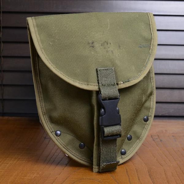 ●軍用スコップの持ち運びに便利なベルトループ付きカバー●オーストリア軍払い下げのスコップカバーです。【軍放出品のご購入を検討されているお客様へ。ご購入前に必ず下記の説明文、注意文を最後までご一読いただきますようお願い致します。】●スコップカ...