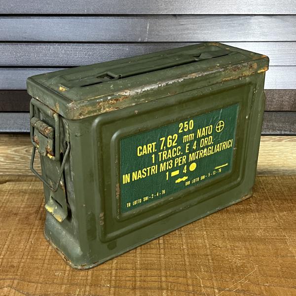 ●実物ならではの無骨さが魅力のM2アモカンモデル●米軍で実際に使用されていたスチール製の弾薬箱。【軍放出品のご購入を検討されているお客様へ。ご購入前に必ず下記の説明文、注意文を最後までご一読いただきますようお願い致します。】●アモカンの詳細...