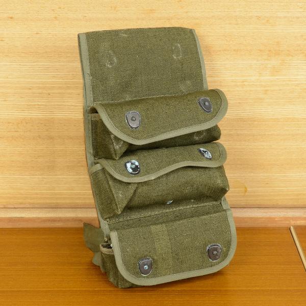 ●一度に複数のグレネードを携行できる三連仕様●フランス軍で使用されていたグレネードポーチです。【軍放出品のご購入を検討されているお客様へ。ご購入前に必ず下記の説明文、注意文を最後までご一読いただきますようお願い致します。】●グレネードポーチ...