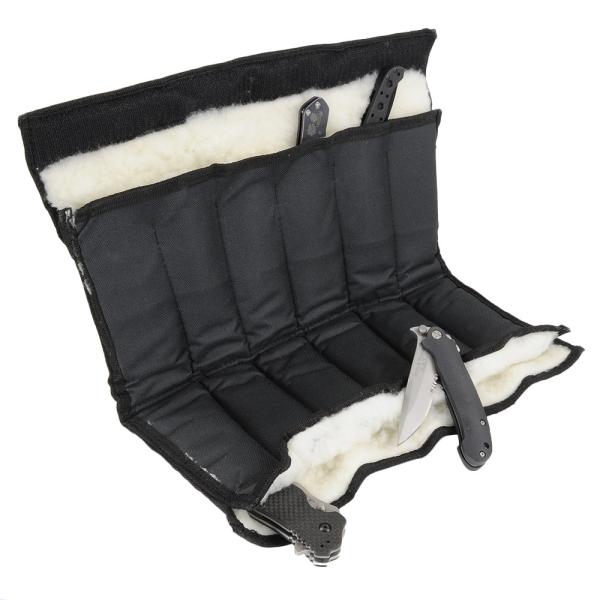 ●折りたたみナイフが合計12本収納出来るナイフケース●折りたたみ式のナイフが12本収納可能なナイフポーチ。収納内部、ナイフが収まる部分は、綿のような起毛製となっており、ナイフを傷つける事無く保管しておくことが出来ます。また、厚めの起毛となっ...