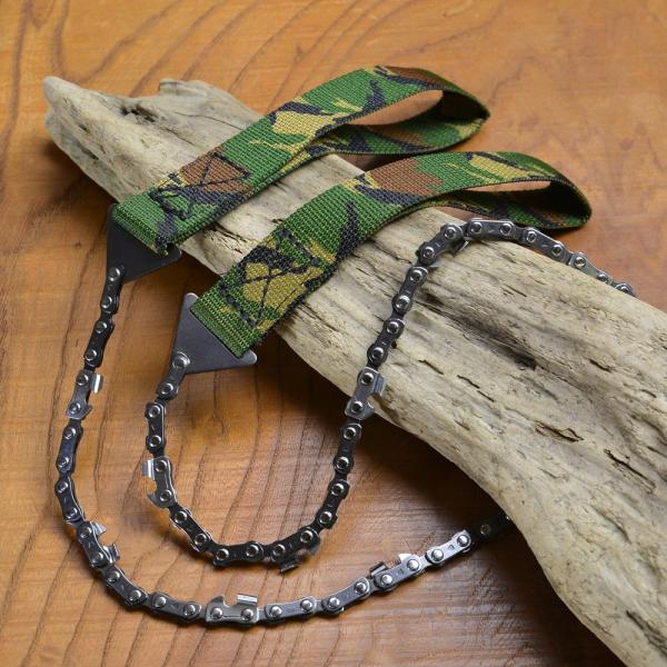 ●迷彩柄の専用ケースが付属したハンドチェーンソー●アウトドアや緊急時などの際携帯に便利なハンドチェーンソーです。チェーンソーの刃のようになっており、丈夫で力も入りやすいので切れ味も抜群。切断したい木や枝にワイヤーソーを掛け、左右交互に引くと...