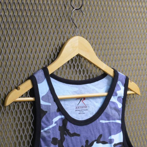 ●木製で高級感のある洋服掛け●木製のジャケットハンガー。幅約45cmと大きめで、ズボンなども掛けられるようにバーがついています。肩先に切り込みが入っているので肩ひもやストラップが付いた衣類等も掛けることができます。金属のフック部分は回転する...