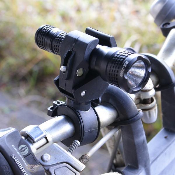 ●片方がレバーロックになっている、自転車用ライトホルダー●片方がレバーロックになっていて自転車のハンドルに固定が容易にできる自転車用ライトホルダー。レバーの軸を緩るなど調整することでパイプに合わせることが出来ます。●ライトホルダーの詳細 サ...