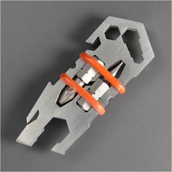 ●ドライバーやレンチが付いた機能満載のチタン製マルチツール。●チタン合金のマルチツール。タイガーヘッドのようにも見える切欠きとても特徴的で、機能満載の小型ツール。●マルチツールの詳細 サイズ:約70×26×4mm、重量:約25g、材質:チタ...