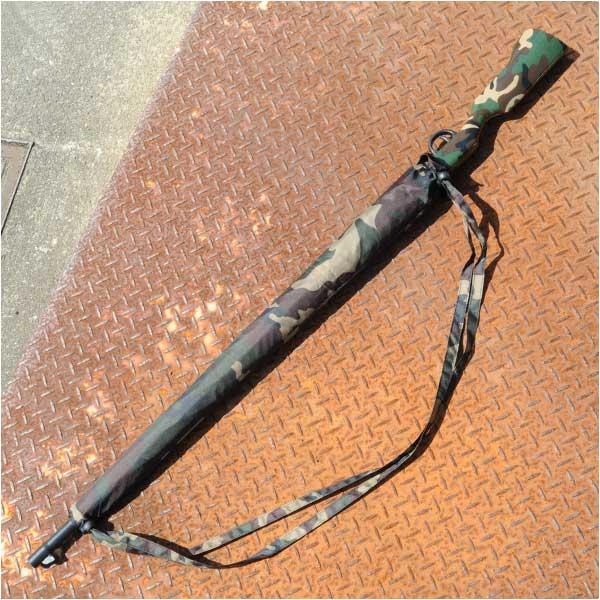 ●マルチカモ柄でライフルになっている雨傘●思わす狙いをつけて撃つマネをしてみたくなってしまう、マルチカモ柄でライフルの形状をした雨傘。柄の部分はもちろん、先端も銃口になっている凝った作りになっています。●雨傘の詳細 長さ:約101cm、傘の...