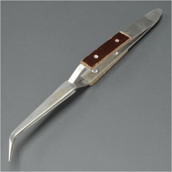 ●力をいれなくても挟んでおける逆動作のピンセット●手を放した状態で先端が閉じ、握ると先端が開く通常とは逆作動のピンセット。先端が折れているツル首タイプ。力をいれなくても挟み続けてくれるので、作業がとてもしやすくなります。●ピンセットの詳細 ...