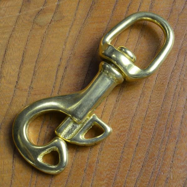 ●大きなサイズでさまざま使える鉄砲ナスカン●革紐を使ったレザークラフトなどに活躍する真鍮製金具、大型の鉄砲ナスカンです。サイズは全長約10cmと大きく、スライド式の開閉部によってペットのリードやウォレットチェーン、バッグのストラップなどに使...