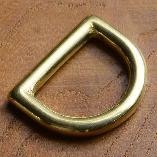 ●オリジナル作品やリメイクにおすすめの真鍮製のDカン●バッグやポーチなどに使用されることの多いDカンです。切れ目が入っておらず、角があるのが特徴となっています。素材は、表面の経年変化によって独特の味わいとなる真鍮を使用しているので、使い込む...