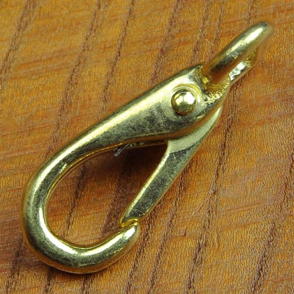 ●ウォレットチェーンや財布に使用できる30mmサイズの角ナスカン●革紐を使ったレザークラフトなどに使用することができる、真鍮製金具の角ナスカンです。ナスカンのサイズは約30mmで、ウォレットチェーンや財布、ショルダーバッグのなどに重宝してく...