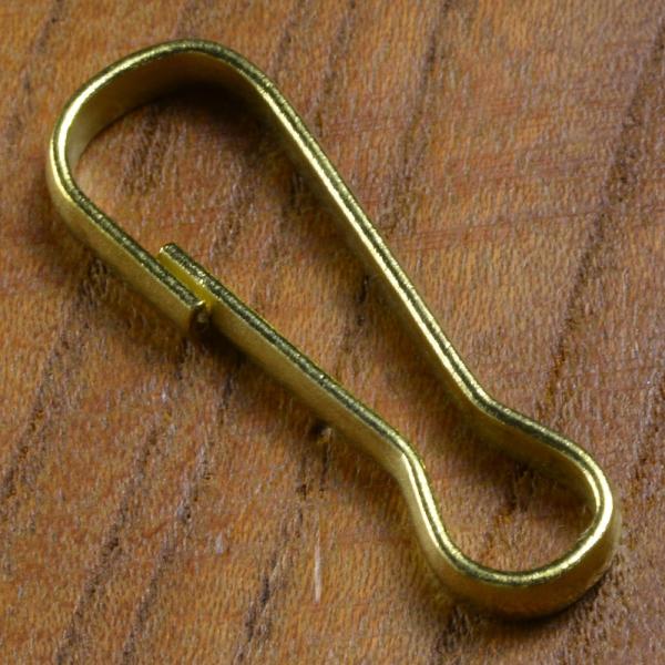 ●スムーズな取り外しが可能な真鍮製の板ナスカン●フックの下の部分(引っかける方ではなく受ける方)がストレートタイプの板ナスカンです。ストレートになっているので引っかかることがなく、スムーズに取り外しができます。●板ナスカンの詳細 /【15m...