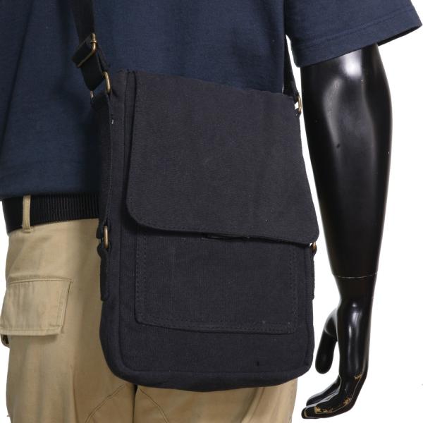 ●iPadやタブレットを収納することができるショルダーバッグ●ミリタリーブランドROTHCO製のVintage Canvas Military Tech Bagです。キャンバス地で作られた本体は、ビンテージ加工を施すことで長期間愛用されたか...