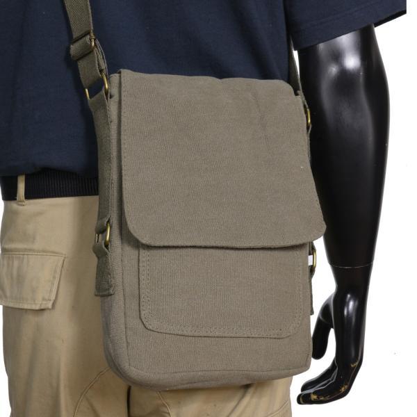 ●iPadやタブレットを収納することができるショルダーバッグ●ミリタリーブランドROTHCO製のVintage Canvas Military Tech Bagです。キャンバス地で作られた本体は、ビンテージ加工を施すことで長期間愛用されたか...