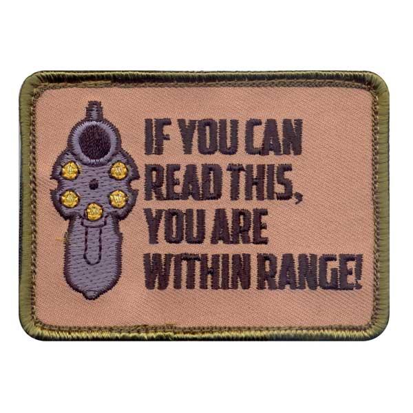 ●裏がベルクロになった、リボルバーがあしらわれたミリタリーワッペン●ロスコの「IF YOU CAN READ THIS YOU ARE WITHIN RANGE!」 パッチ。全体はミリタリーカラーで文字の横に、リボルバーが正面より描かれてい...