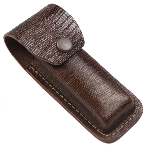 ●とかげのウロコの様な模様が特徴的なレザーポーチ。●折りたたみナイフやツール、小物などを収納することができる革製のナイフポーチです。エキゾチックレザーとしても知られているリザード革風に、トカゲのウロコの様な細かな模様が型押しされているデザイ...