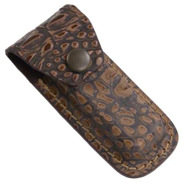 ●アリゲーターの大きな鱗に似た模様の立体感のあるナイフポーチ●折りたたみナイフやツールなどを収納することができる、革製のナイフポーチです。デザインはワニ革のアリゲーター風に作られており、実際のアリゲーター革の様に大きな鱗が立体的に盛り上がっ...