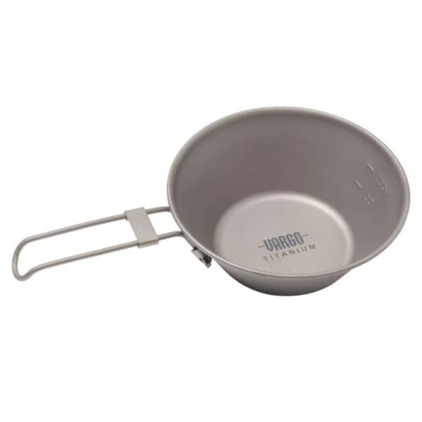 ●アウトドアでの様々な場面で活躍するチタン製シェラカップ●チタンを使用したミニマルなアウトドア用品の製造で知られる「VARGO(バーゴ)」のシェラカップ。食品用の容器としてだけでなく、鍋やフライパンのように火にかけて調理にも使用可能。●チタ...
