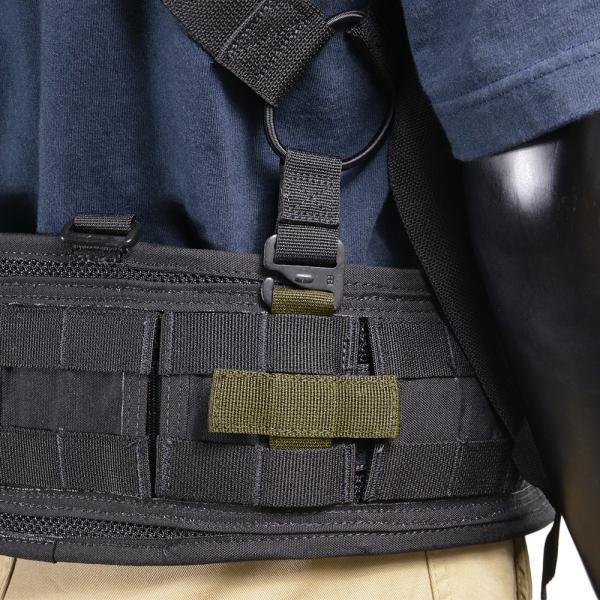 ●サスペンダーの装着が簡単にできるモールウェビング対応アダプター●十字型のアダプターを、先端がループになった方を上にしてモールシステムのウェビングに差し込みます。ループにサスペンダーのフックを掛けることでサスペンダーの装着が可能になり、マガ...