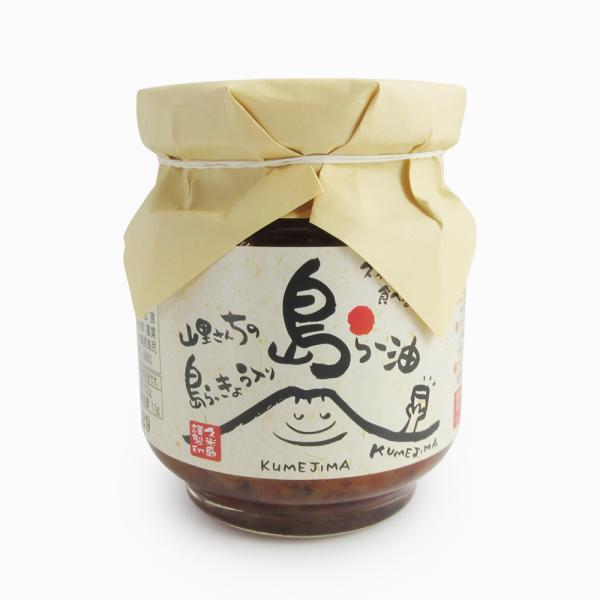 島らっきょうを天ぷらにして食べる沖縄の食文化を受け継いだ食べるラー油です。久米島産島らっきょうをふんだんに使い、具沢山に仕上げました。香ばしいピーナッツとかつお節の旨さもクセになるご飯がすすむおかずです。【名　称】ラー油風味調味料（島らっき...