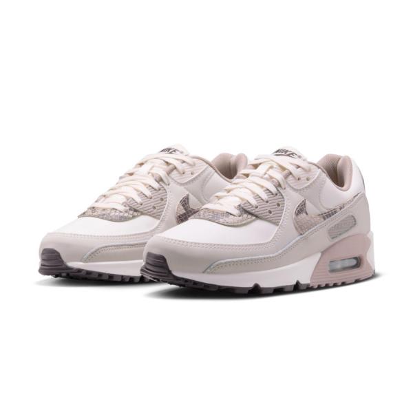 NIKE WMNS AIRMAX 90 AMD 2 ナイキ ウィメンズ　エアマックス 90 AMD 2 HV4915 100ナイキ エア マックス 90は、軽やかで快適な定番の一足。おなじみのワッフルソール、ステッチが印象的なオーバーレイ、...