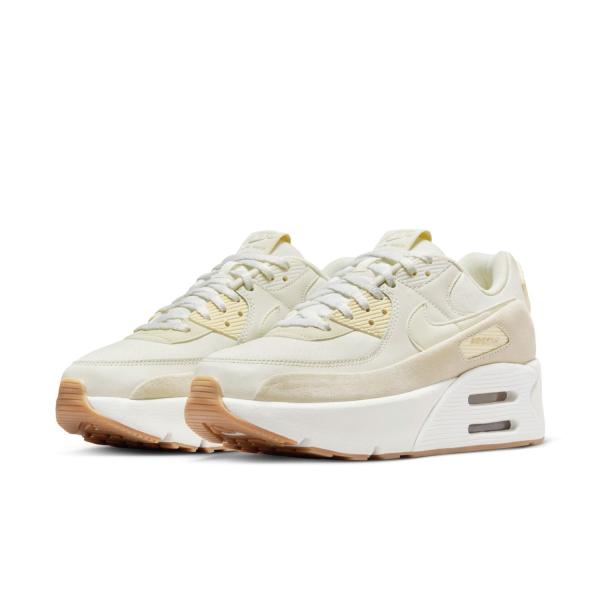 NIKE WMNS AIR MAX 90 LV8 ナイキ　エアマックス90 FD4328 100AIR MAX 90 LV8は、AIRを積み重ねることで十分なクッショニングを備えたプラットフォームルックに。クッショニングだけでなく、高さも増...