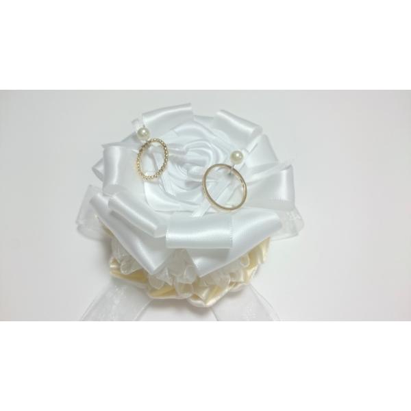 ハワイアンリボンレイYes,I do!Ring Pillow【イエス、アイドゥー!リングピロー】Designed by MoanaKoaパールピンにリングを掛けてご利用下さい。軽くて手のひらにおさまるサイズ。真っ白なローズが華やかです!直径...