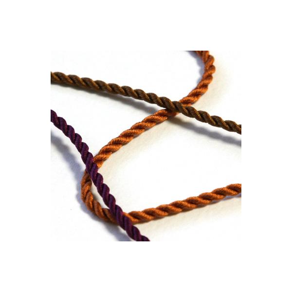 【商品スペック】　販売単位： 20メートル巻　幅： 約3mm　材質： シルク100%　厚み： 3.0mm　メーカー： 木馬（MOKUBA）【バリエーション】　3サイズ（約2mm、約3mm、約3.5mm）、全32色をご用意【お届け目安】　お急...