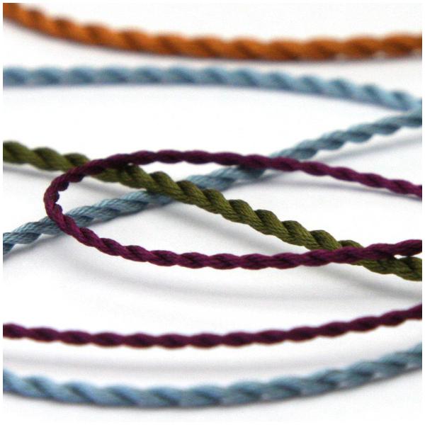 【商品スペック】　販売単位： 20メートル巻　幅： 約0.8mm　材質： シルク100%　厚み： 0.8mm　メーカー： 木馬（MOKUBA）【バリエーション】　4サイズ（約0.8mm、約1mm、約1.4mm、約1.7mm）、全32色をご用...