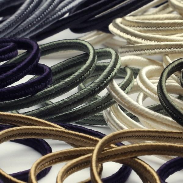 【商品スペック】　販売単位： 1メートル　幅： 約1.4mm　材質： シルク100%　厚み： 0.6mm　染色： 先染め　メーカー： SHINDO（S.I.C.）【バリエーション】　3サイズ（約1.4mm、約1.8mm、約3mm）、全18色...