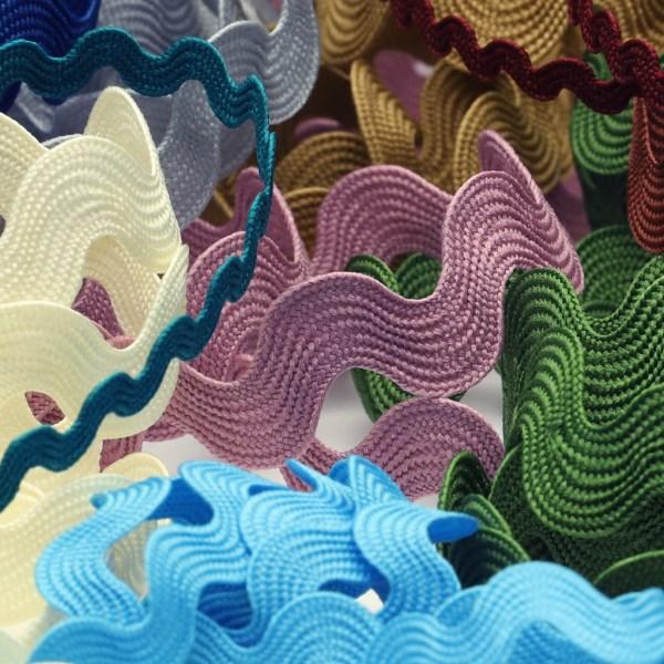 【商品スペック】　販売単位： 1メートル　幅： 約12mm（全体幅）　材質： ポリエステル100%　厚み： 0.5mm　染色： 先染め　メーカー： SHINDO（S.I.C.）【バリエーション】　4サイズ（約5mm、約8mm、約12mm、約...