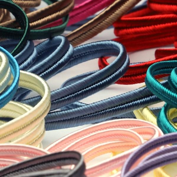 【商品スペック】　販売単位： 1メートル　幅： 約3mm　材質： レーヨン100%　厚み： 1.0mm　染色： 先染め　メーカー： SHINDO（S.I.C.）【バリエーション】　4サイズ（約2mm、約2.5mm、約3mm、約4.5mm）、...