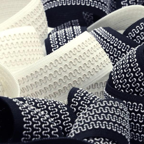 【商品スペック】　販売単位： 1メートル　幅： 25mm　材質： ポリエステル85% ナイロン10% ポリウレタン5%（ゴム糸使用）　厚み： 1.1mm　伸度： 100%　メーカー： SHINDO（S.I.C.）【バリエーション】　1サイズ...