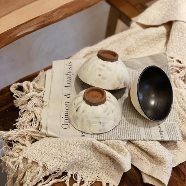 シンプルで温かな雰囲気が魅力のうつわです。《泥彩》というホイップクリームを塗ったような模様がアクセントとなってます。一つ一つ手作業で塗るのですべて表情が違います。お色がオフホワイトなので、お料理がとても映えます材　質：陶器オーブン：×　電子...