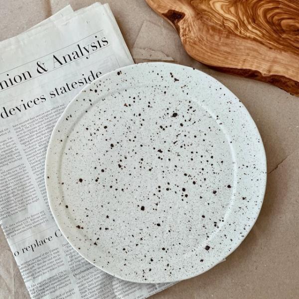 シンプルでありながら、アシンメトリーなリムが上品さ漂うダルメシアンリムプレートです。ダルメシアンのようなドット模様が入っています。リム皿にお料理を盛り付けると、バランスよく余白ができ、とても美しく映えますよ縁がしっかりあるため持ちやすく、お...