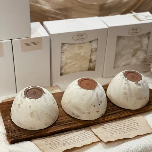 淡いお色味が人気のカマノツボ制作室の、かわいらしいサイズのちびボウルです。蓮根の挟み揚げを盛り付けてみました。アクセサリーを入れたり、インテリアとしても素敵ですね。シンプルで温かな雰囲気が魅力のうつわです。《泥彩》というホイップクリームを塗...