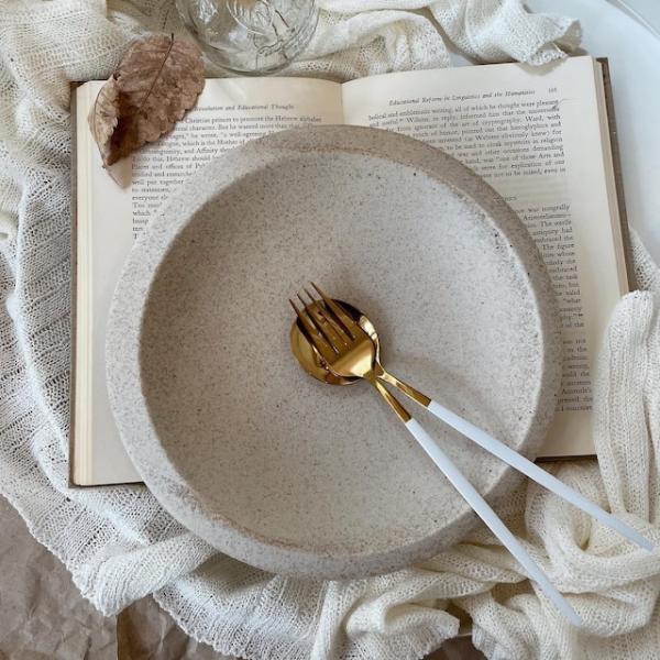 大人気portoシリーズから少し深さのあるタイプのパスタやカレーなどにぴったりなお皿が登場。煮物など、和のお料理にも違和感なく使って頂ける器となっております。材　質：磁器電子レンジ：OK食器洗浄機：OKサイズ：直径24cm×高さ4cm＊こち...