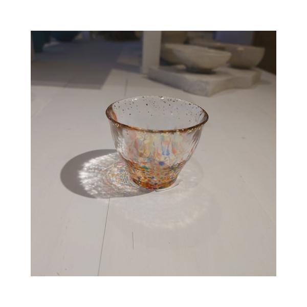 日本の美しい四季を感じるハンドメイドガラス【津軽びいどろ】花火らしい朱や橙を主役として多彩な色粒を散らし、夜空を彩る花火の一瞬の美しさや繊細さをイメージしました。テーブルに映る光の反射がとても美しいぐいのみです。生産地：日本素材・成分：ガラ...