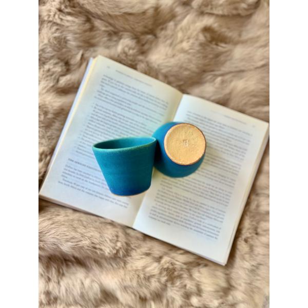 ※表示価格は、商品一点の価格です。撮影の際に使用しております別の商品や小物は付属しておりません。ご了承くださいませ。信楽焼の窯元「遊楽窯」のトルコブルーシリーズ。鮮やかなトルコブルーがとても美しく、土の温もりも感じられる素朴な風合いが魅力で...