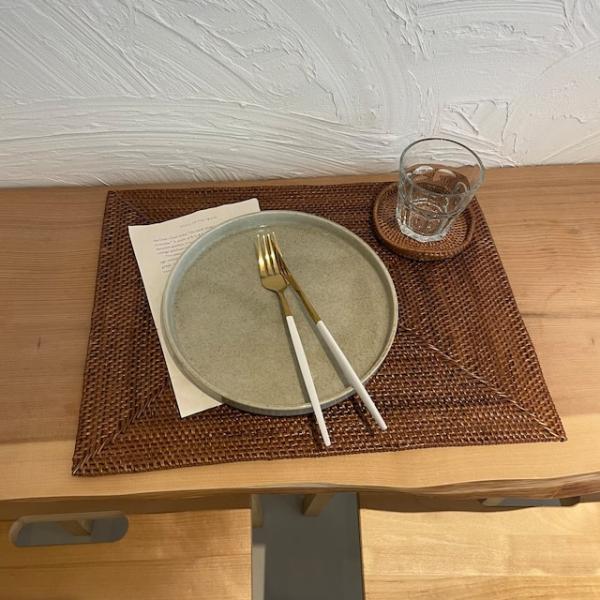 いつもの食卓に置くだけでレストランに来たような特別な気分になります。シンプルなデザインがどんな食卓にも馴染みます。ナチュラルな感じがお料理を引き立て、一層美味しくしてくれます。インテリアのスパイスとしてフラワーベースや観葉植物を置いても、オ...