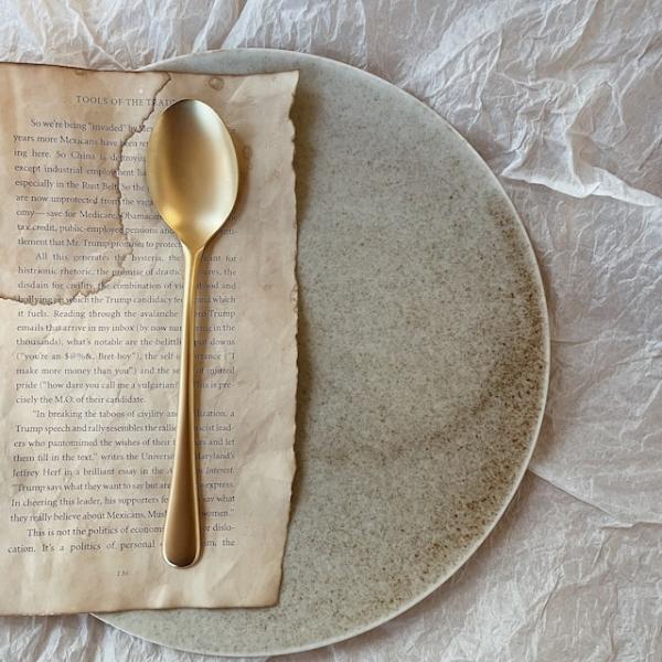 シンプルで華奢な持ち手が美しいデザートスプーンです。マットゴールドの上品で美しい輝きは普段使いから特別な日の食事シーンまで幅広くお使いいただけます。程よく高級感もあり、うつわやテーブルに添えるだけで、写真映えしますよ。材　質：18-10ステ...