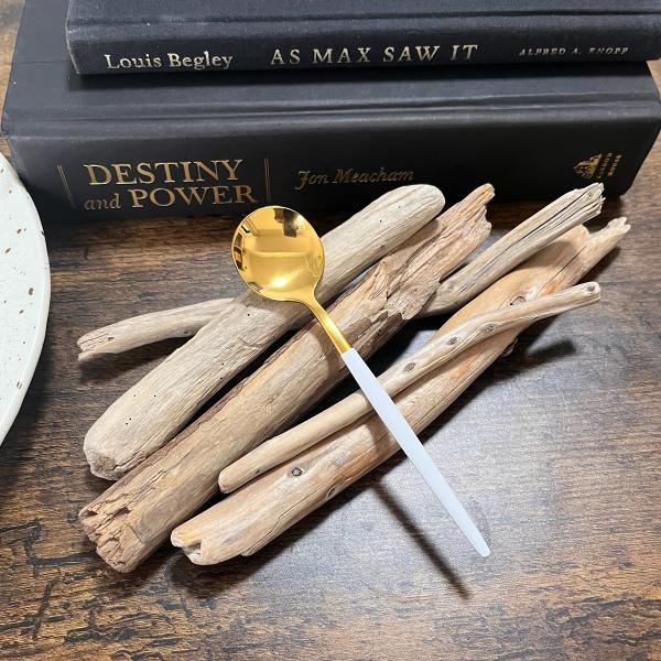 WHITE&amp;GOLDが上品な印象のティースプーン。まぁるいフォルムがとてもかわいらしいデザインです。程よく高級感もあり、うつわやテーブルに添えるだけで、写真映えしますよ。材　質：ステンレス鋼サイズ：長さ：約13.5cm※ティースプー...