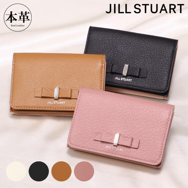 ゴート革風の型押しを施し、霞がかったようなマットな色合いは、上品でミステリアスな印象を演出。リボンの中央にはグログランをイメージした金具をあしらい、ヴィンテージ感のあるクラシックな雰囲気をプラスしました。自分の名刺はメインポケットに、頂いた...