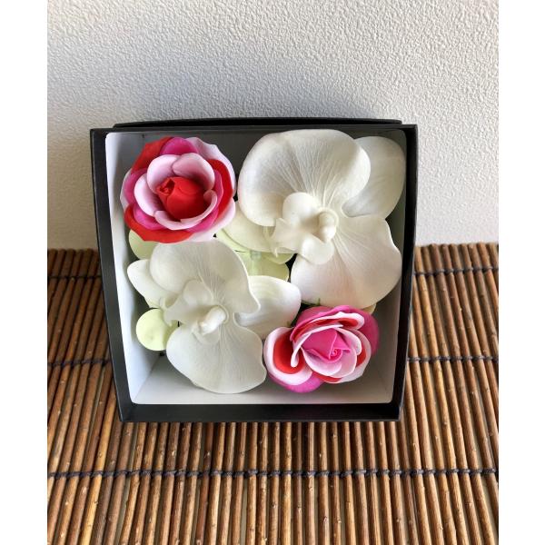 フレグランスソープフラワーアレンジ/薔薇＆胡蝶蘭観賞後はバスソープとして使えて、フローラルのほのかな香り。ソープの取扱説明書付。■サイズ：幅13cm×高13cm×奥行9.5cm■材料：胡蝶蘭、バラ、紫陽花（フレグランスソープフラワー/フロー...