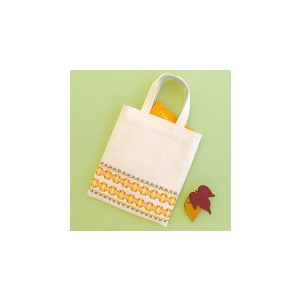 スウェーデン刺しゅうキット◆出来上がりサイズ◆約縦22cmx横19cm(持ち手除く)◆ キット内容 ◆25番ししゅう糸（綿100％）、持ち手No.7500布 スウェーデンクロス(ベージュ・綿100％)スウェーデンししゅう針カラー図案付説明書...