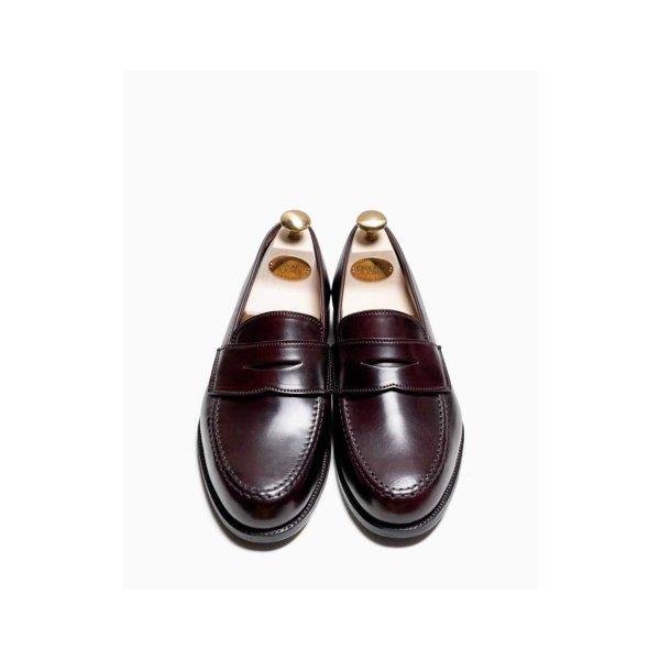 ブランド代表モデルのローファー「Boston2」のアンラインドバージョンがこの「ハーヴァード2」です。昨今人気の足当たりの良い履き心地を実現したそれは、必ずワードローブの1足となります。ホーウィン社製 コードヴァンを贅沢に使用したこのモデル...